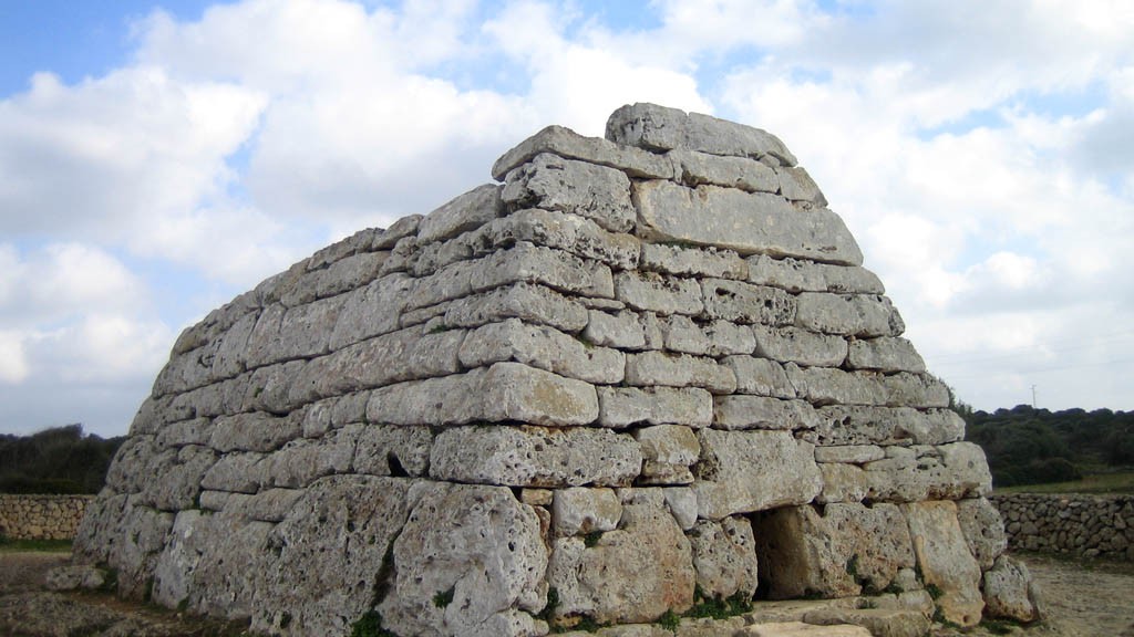 Naveta des Tudons y caldereta de langosta en Menorca